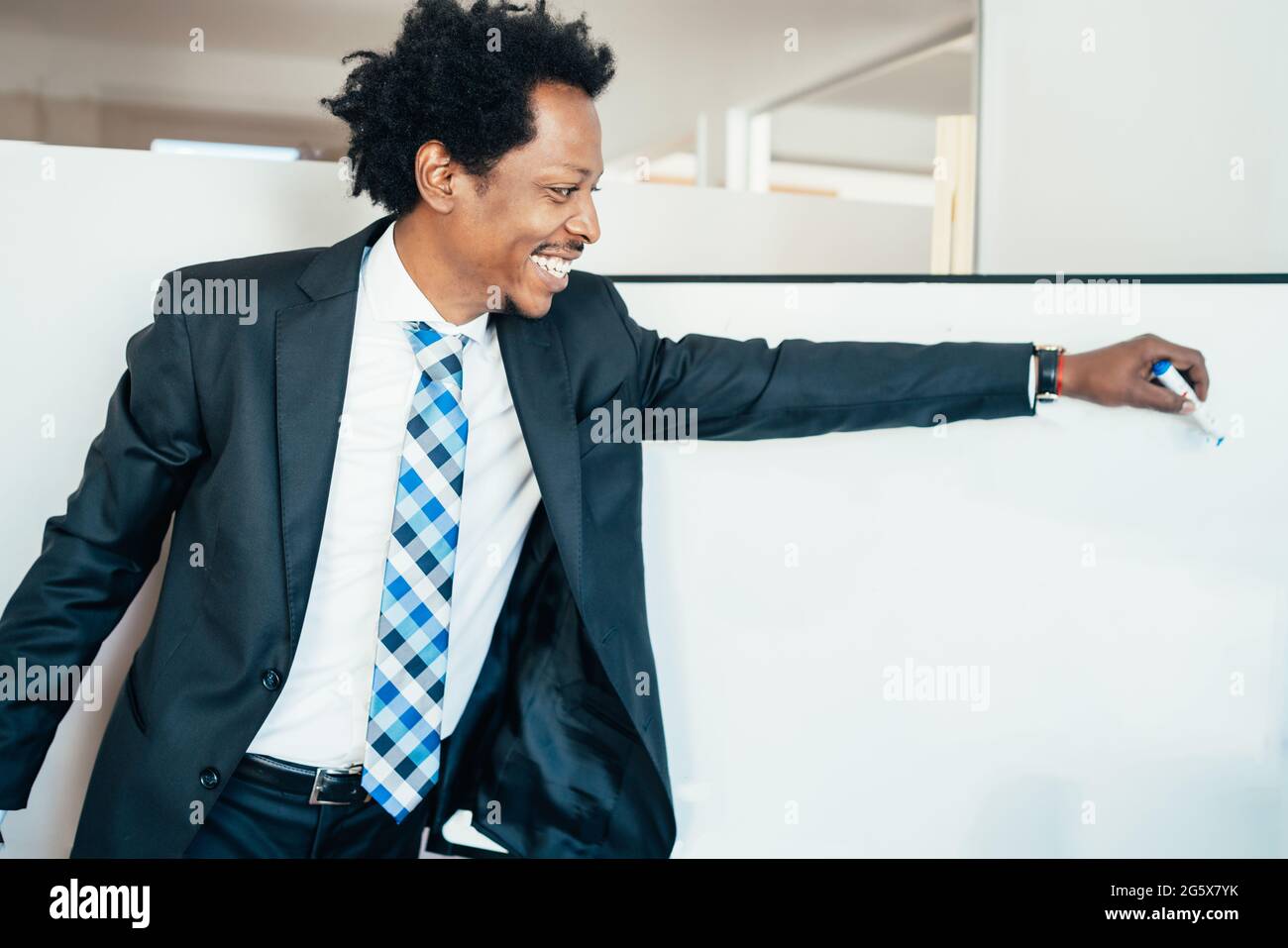 Man pointing whiteboard hi-res stock photography and images - Alamy