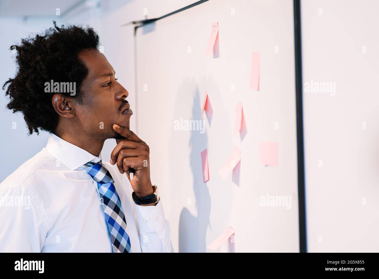 Brainstorming ideas using sticky hi-res stock photography and images ...