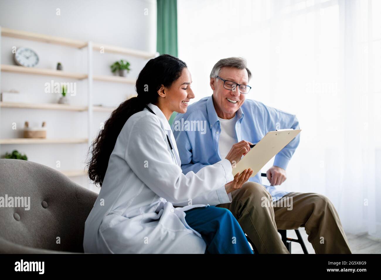 Doctor patient home equipment hi-res stock photography and images - Alamy