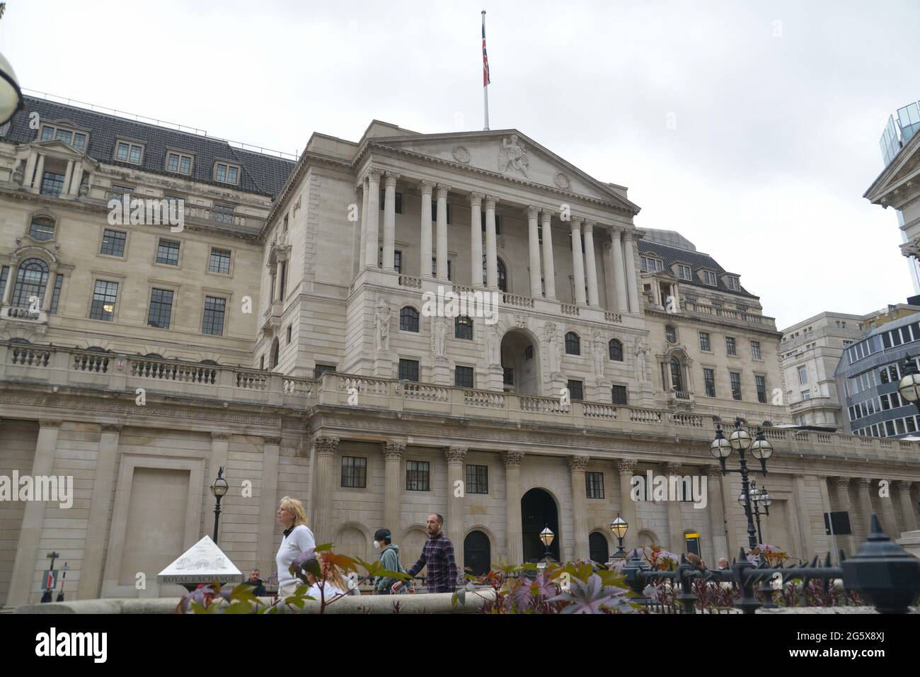 Threadneedle street in london hi-res stock photography and images - Alamy