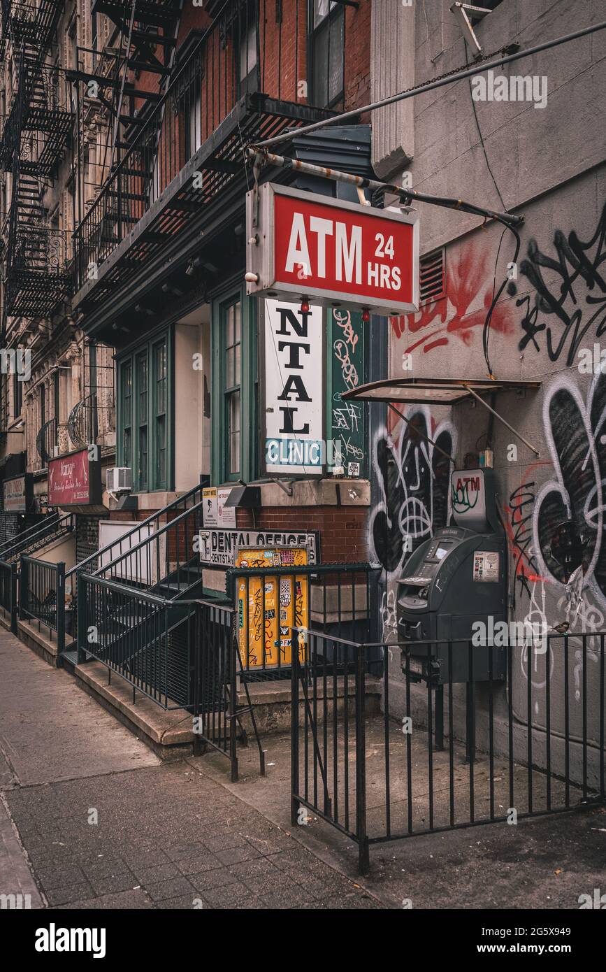 Atm sign hi-res stock photography and images - Alamy
