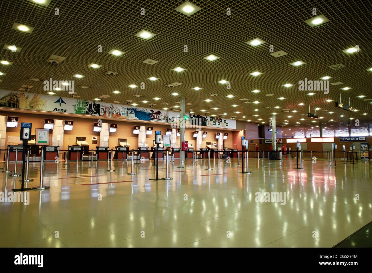 Airport check in desk hi-res stock photography and images - Alamy