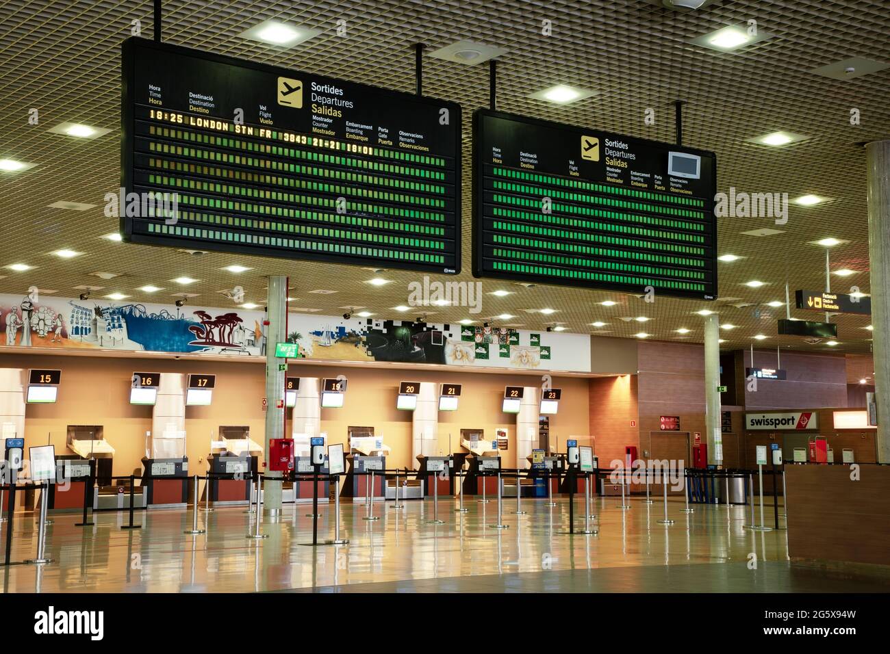Airport check in desk hi-res stock photography and images - Alamy