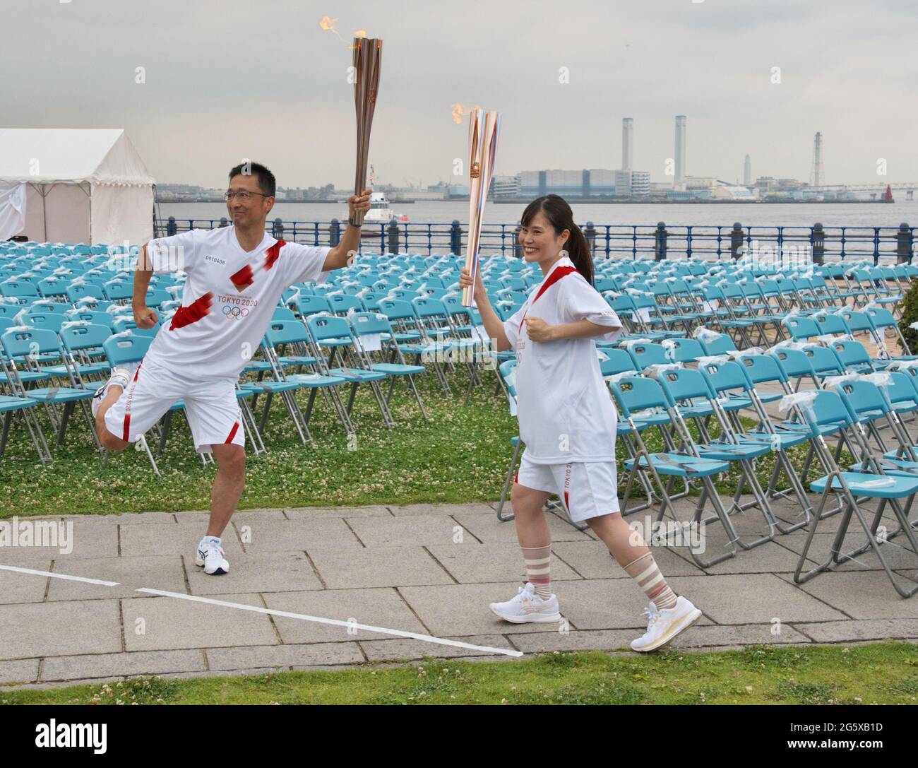 Pose for cameras hi-res stock photography and images - Alamy