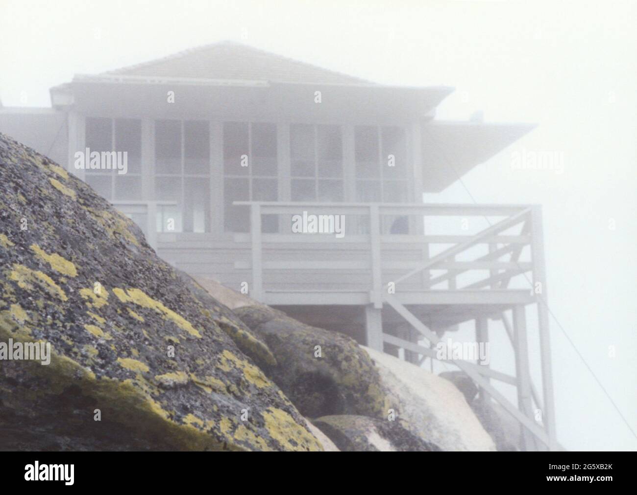 Fire lookout cabin at the top of Mount Pilchuck Stock Photo - Alamy