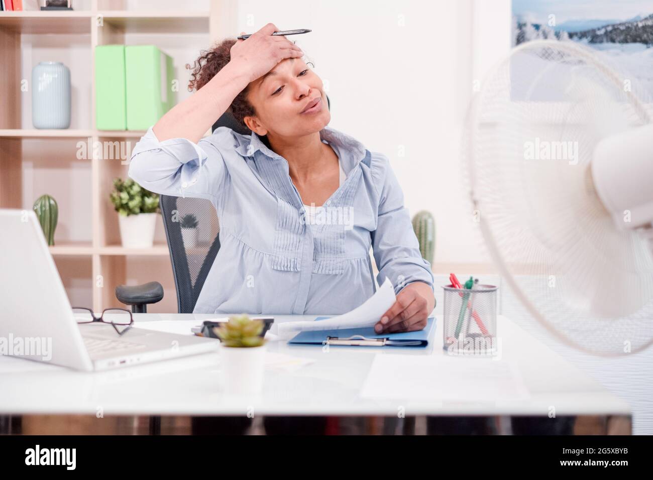 Office air conditioning woman hi-res stock photography and images - Alamy