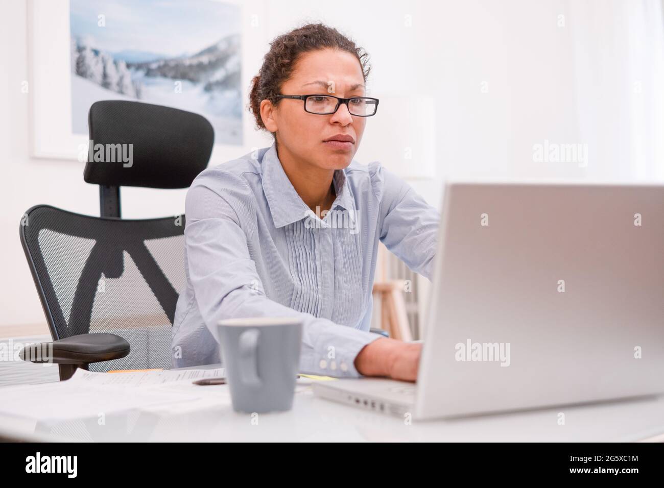 Angry woman working on computer hi-res stock photography and images - Alamy