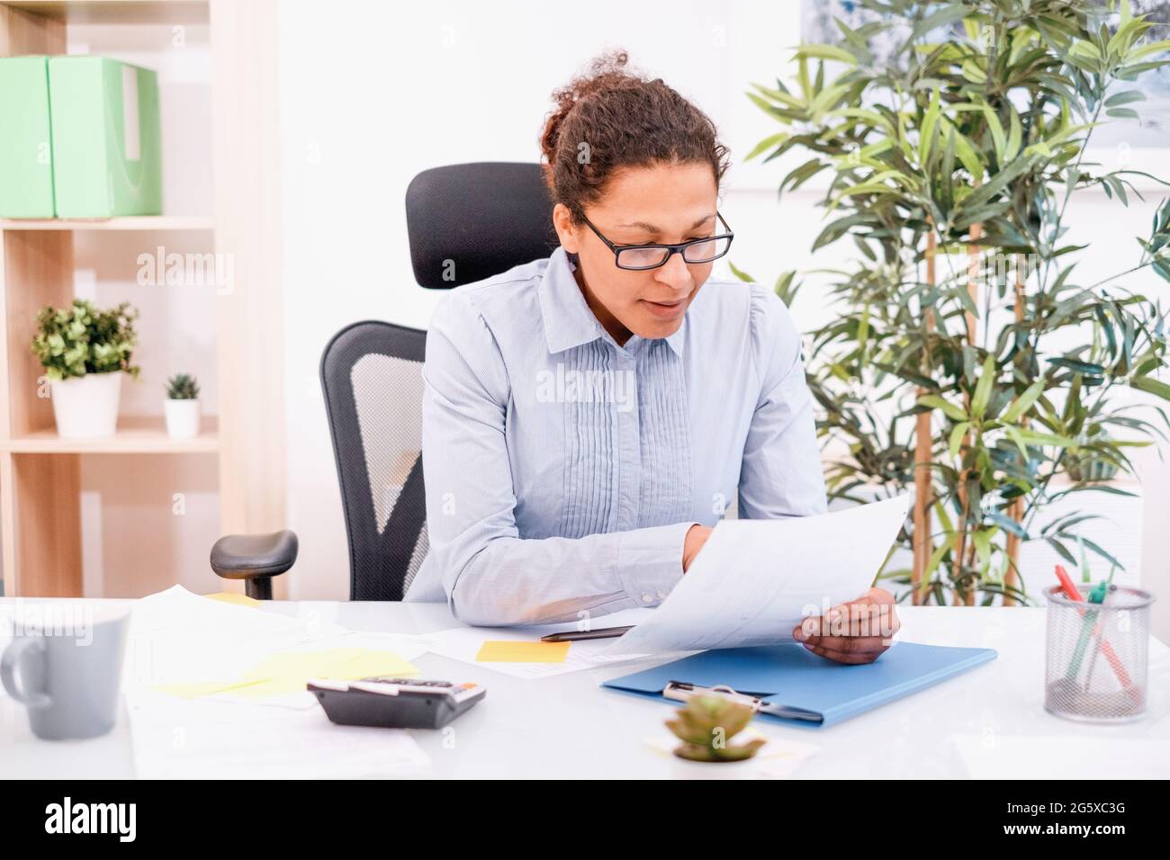African woman in home office hi-res stock photography and images - Alamy