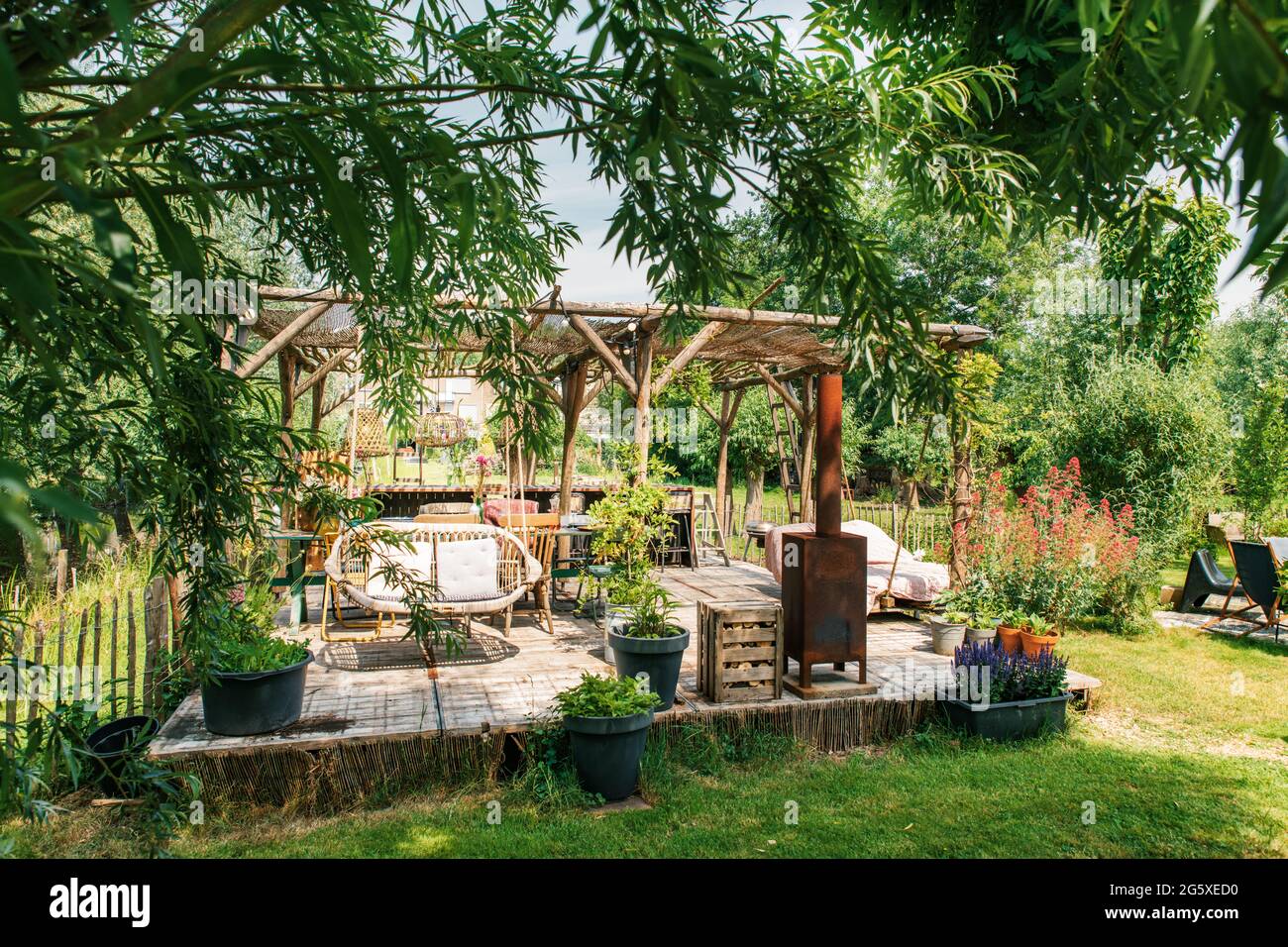 Colourful decorated table in summer setting. Garden party. Lunch ...