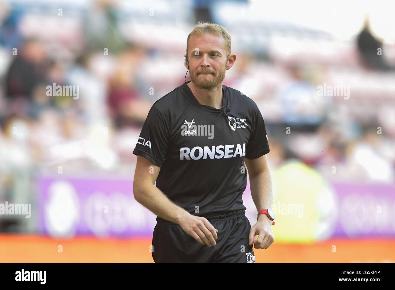 Referee Robert Hicks in action Stock Photo - Alamy