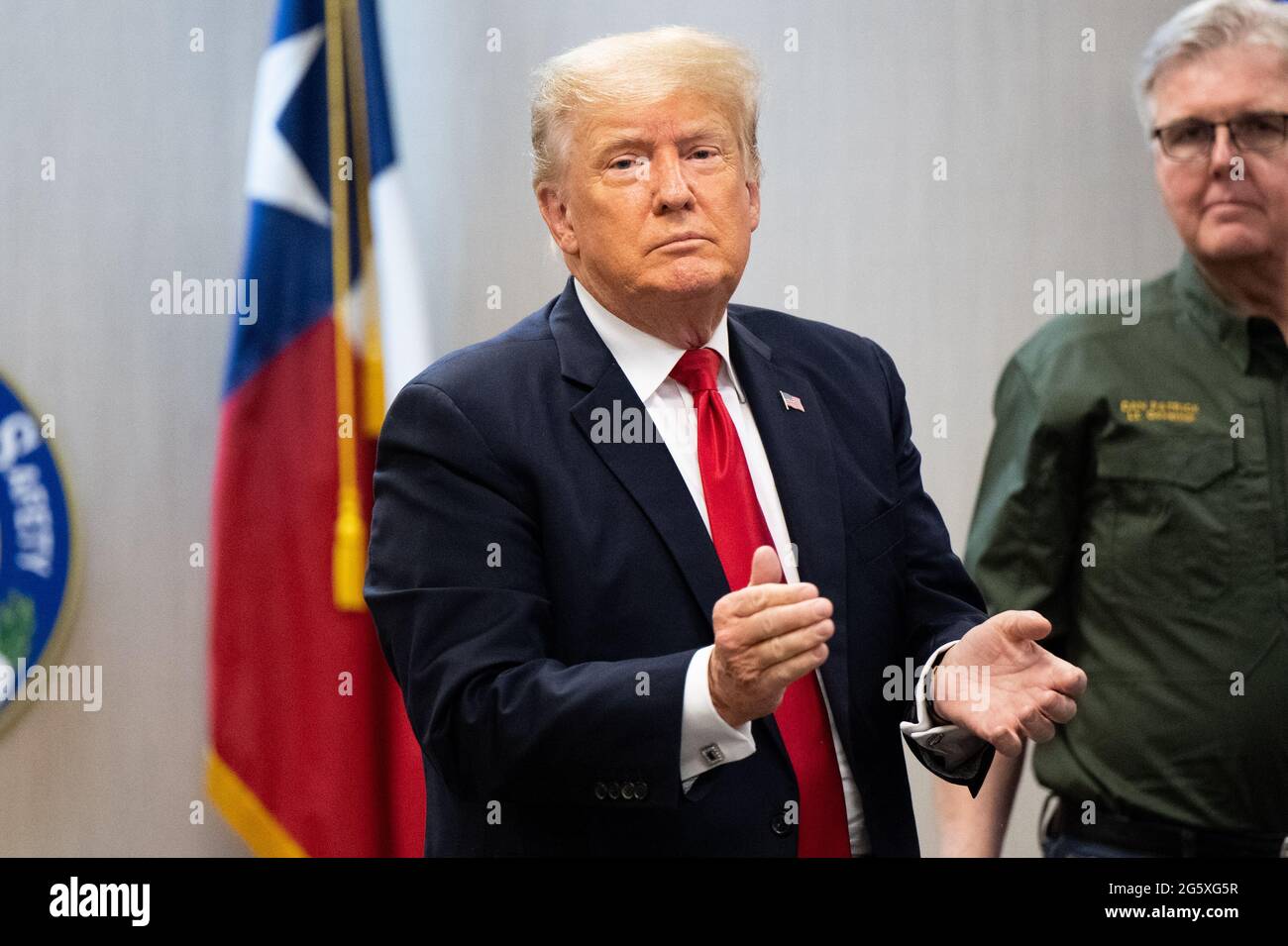 Trump claps hands hi-res stock photography and images - Alamy