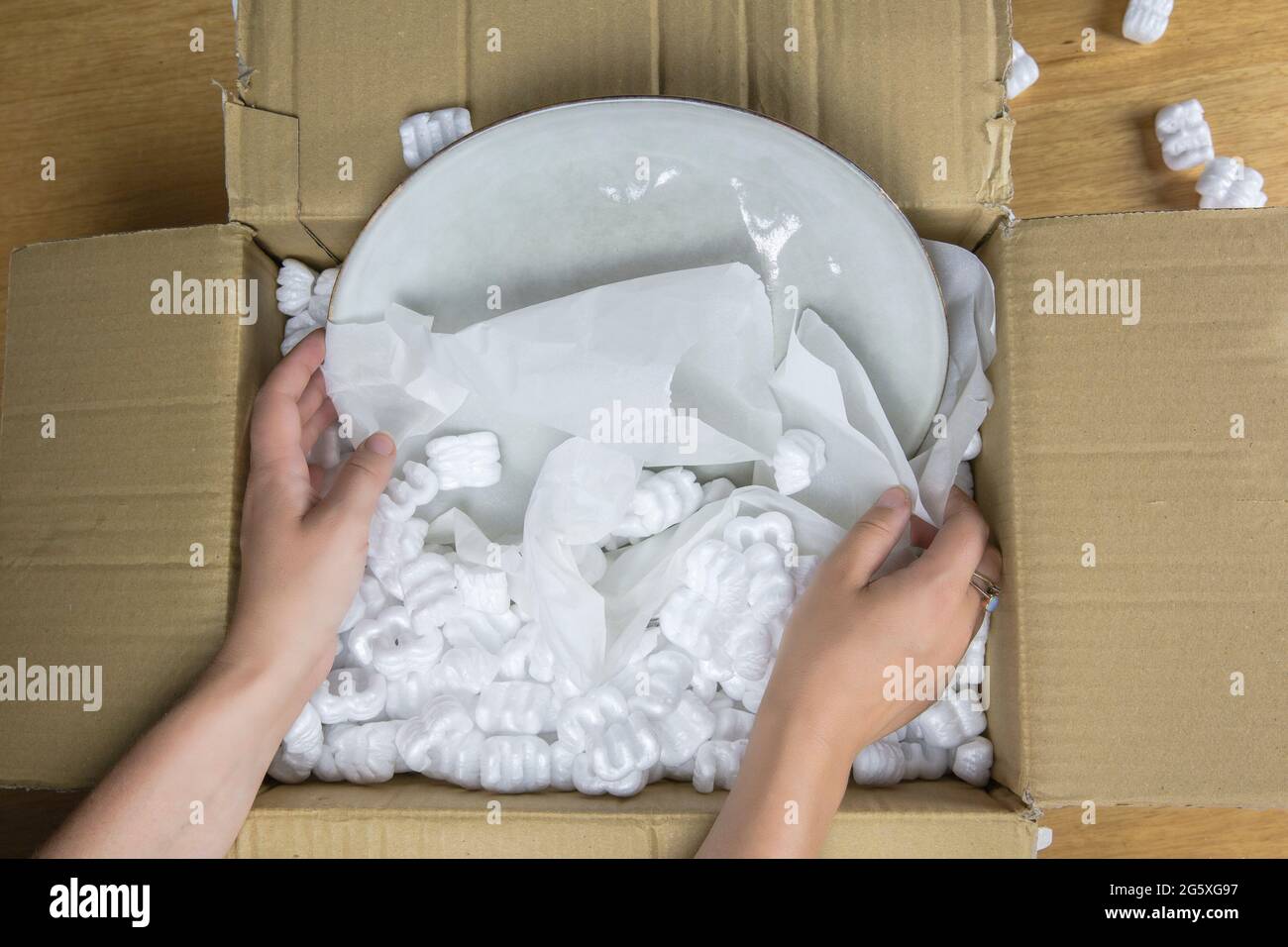 Unwrapping plates hi-res stock photography and images - Alamy