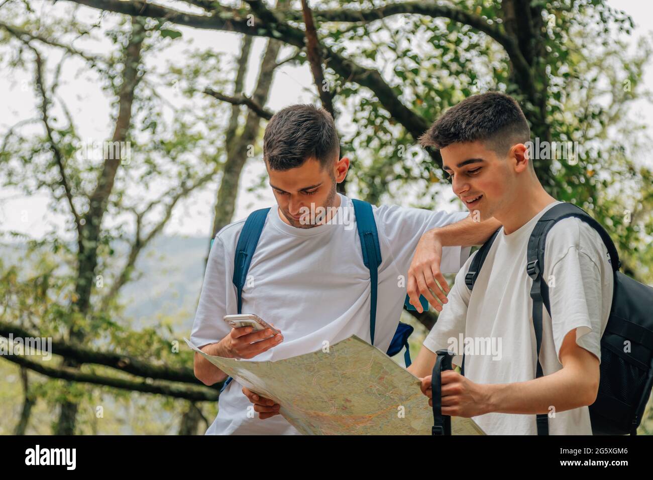 Young people traveling hi-res stock photography and images - Alamy