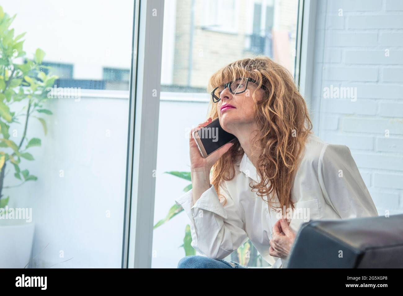 Answer cell telephone hi-res stock photography and images - Alamy