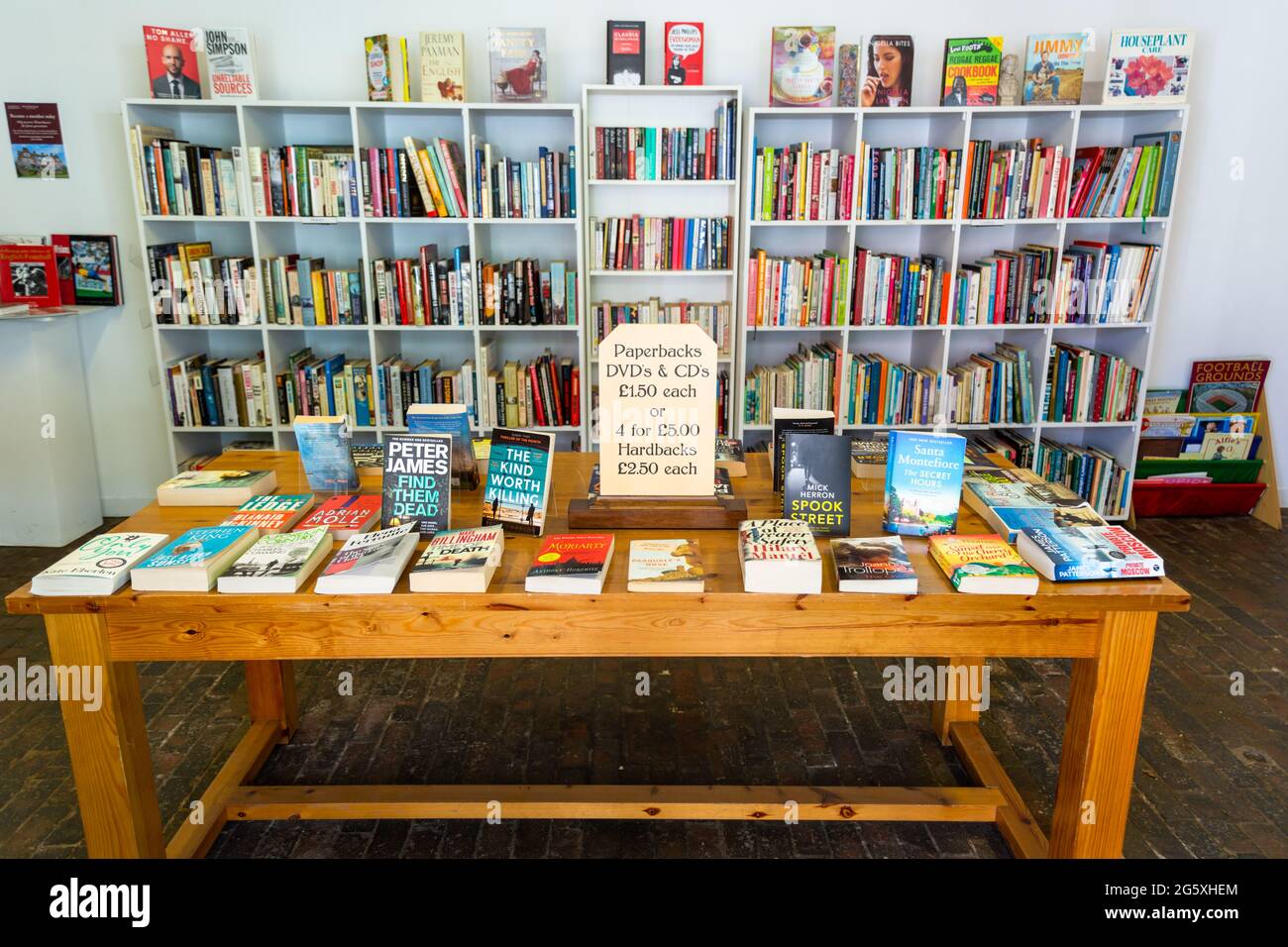 Books on display hi-res stock photography and images - Alamy