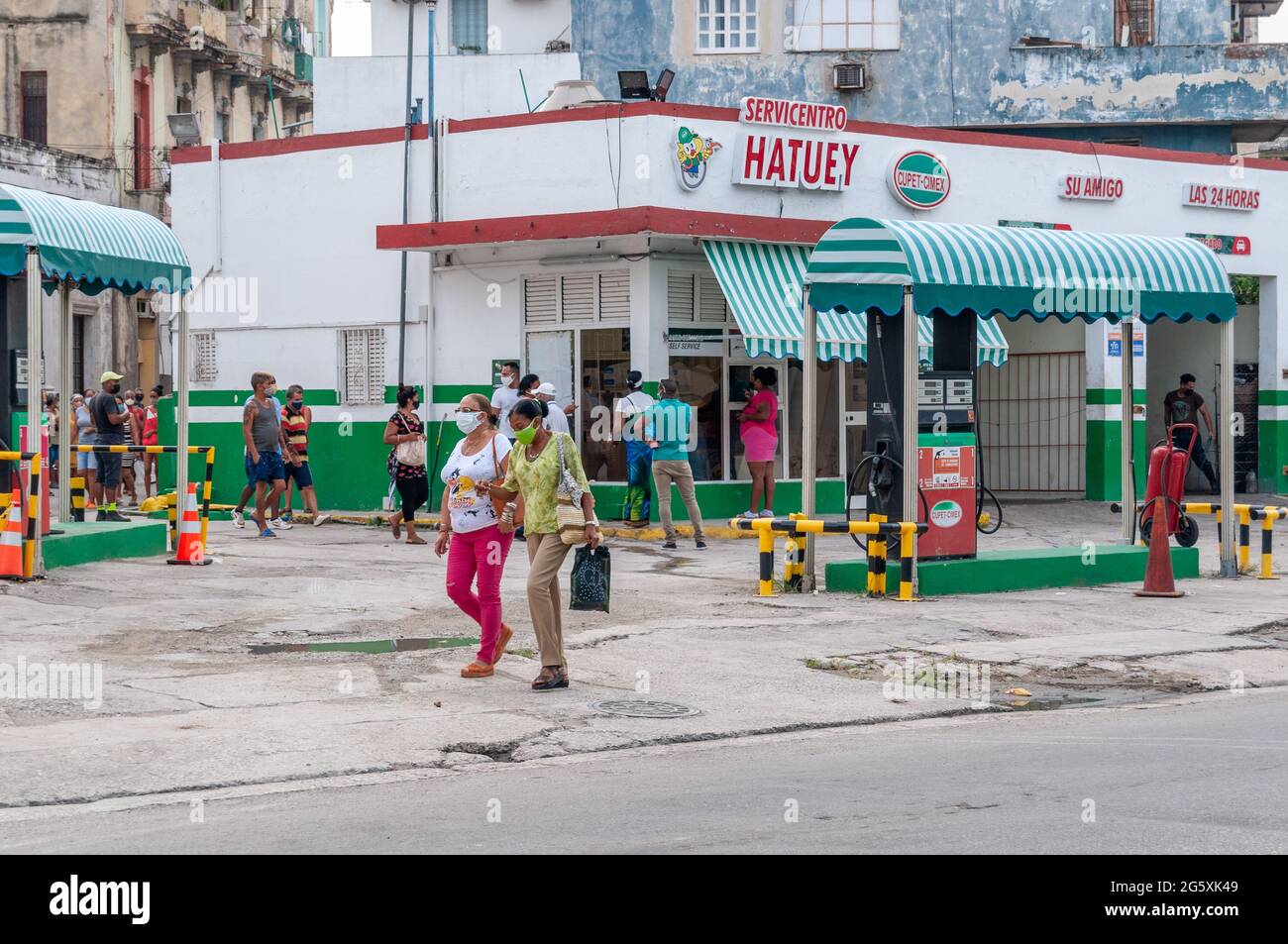 Cuban gas station hi-res stock photography and images - Alamy