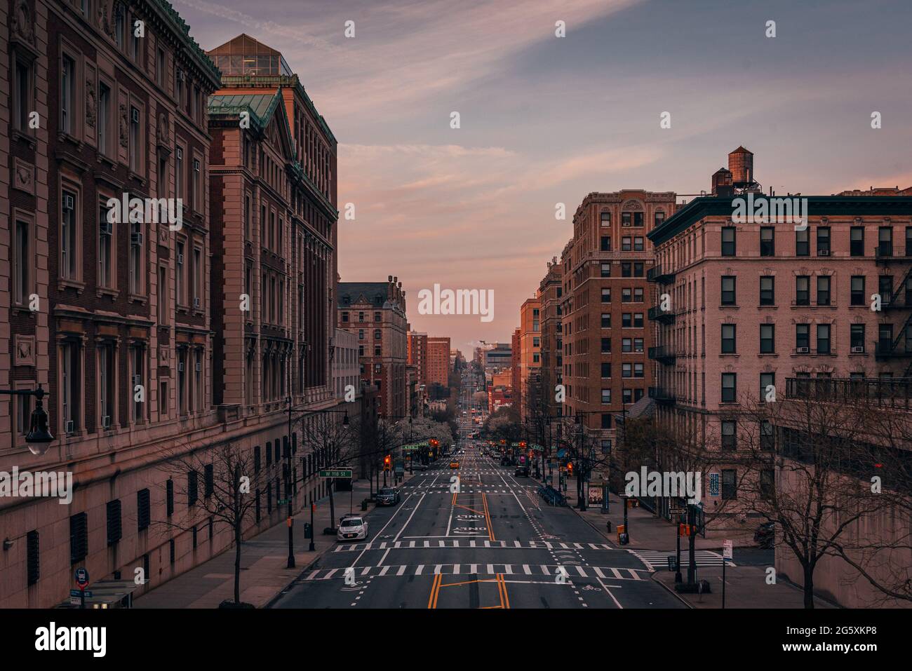 Street with tall buildings hi-res stock photography and images - Alamy