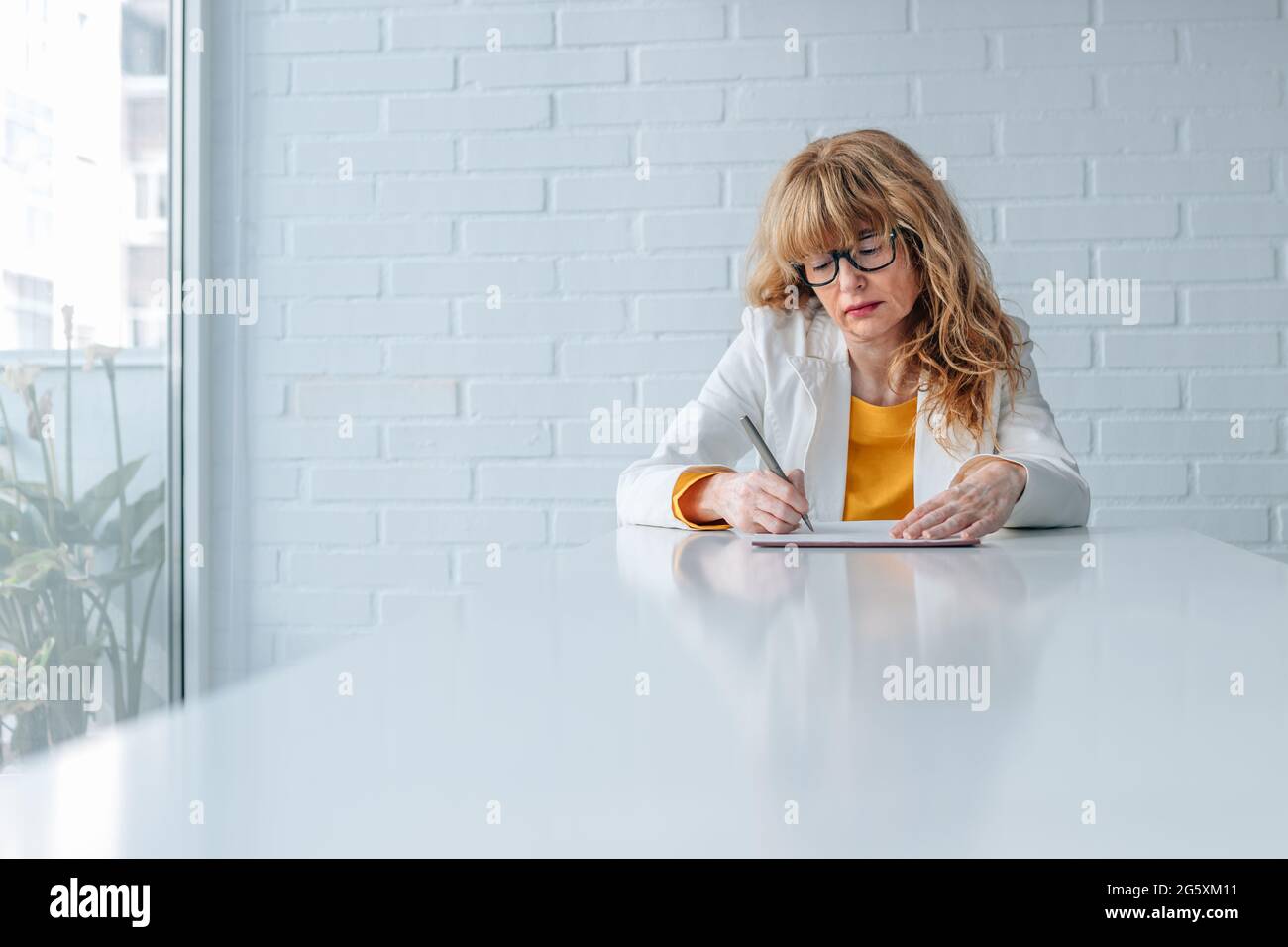 business woman at meeting office table Stock Photo - Alamy