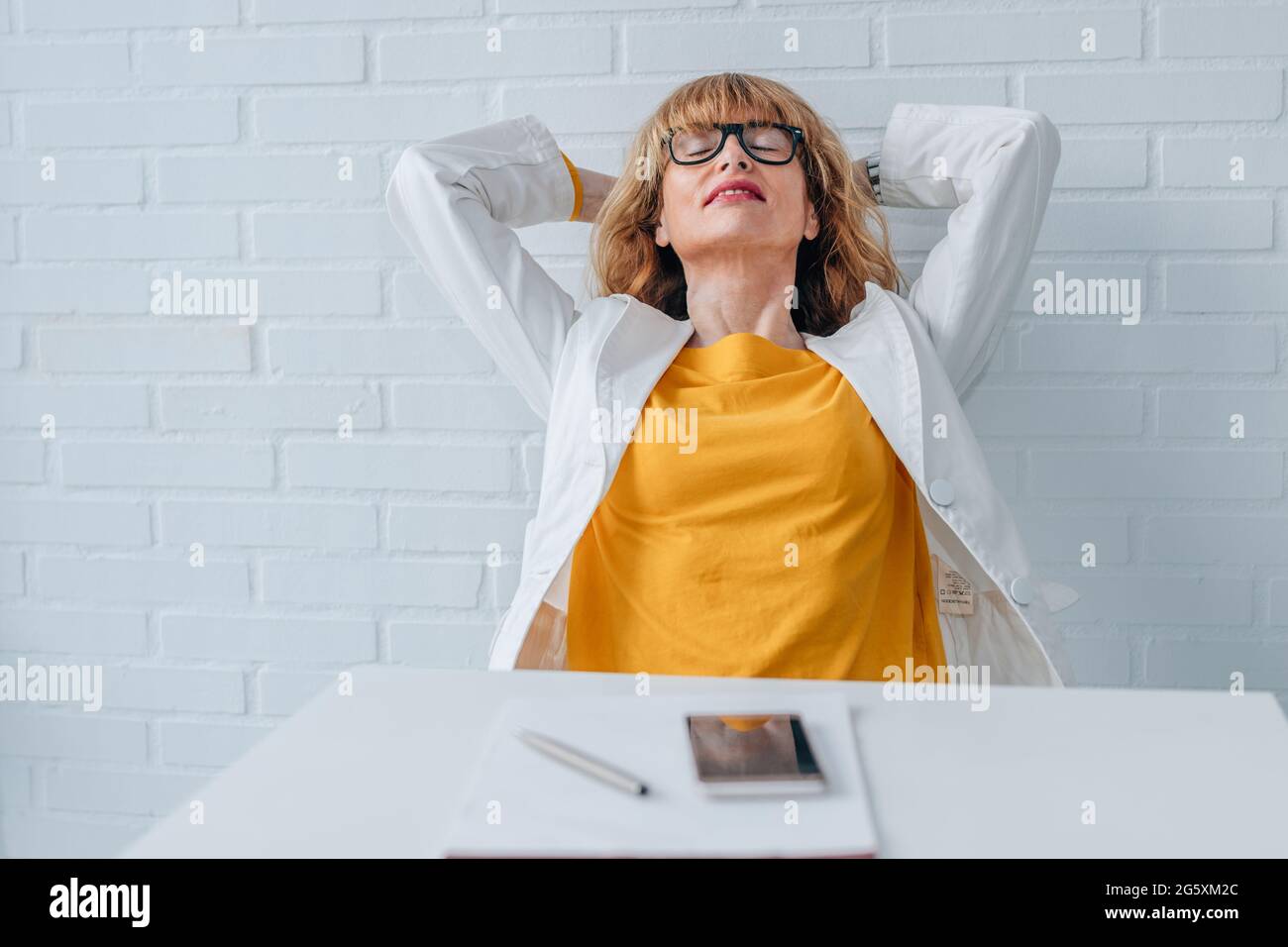 Relaxed business hi-res stock photography and images - Alamy