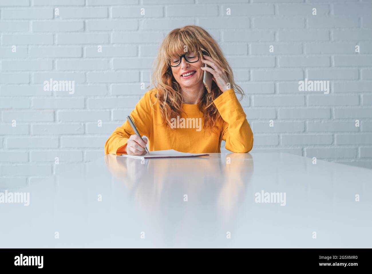 Secretary smartphone taking notes hi-res stock photography and images ...