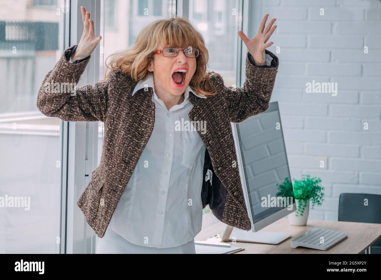angry business woman screaming in the office Stock Photo - Alamy