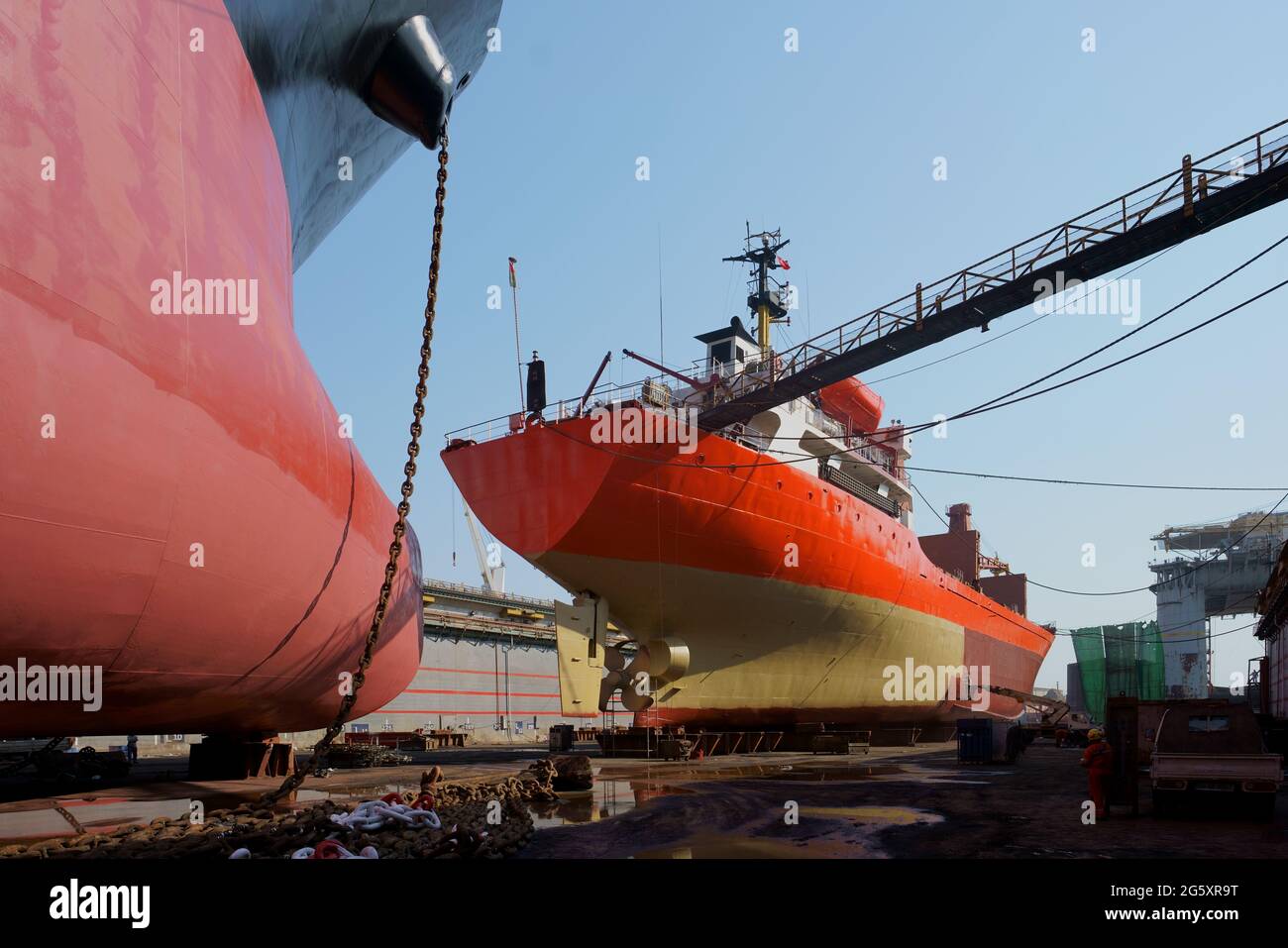 Ships in dry dock hi-res stock photography and images - Alamy