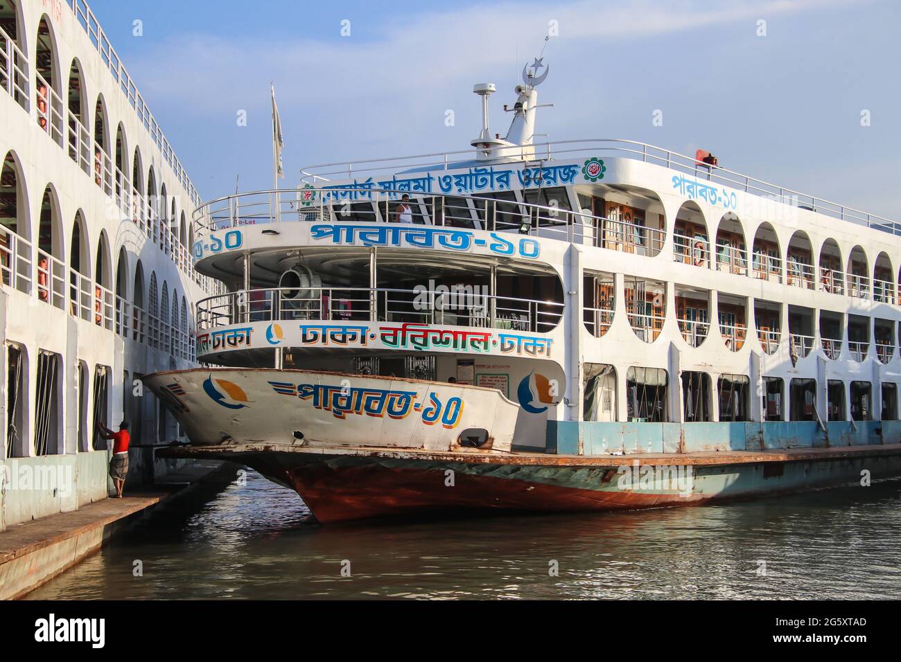 Buriganga river, Dhaka, Bangladesh : The Buriganga river is always busy with wooden boats and ...