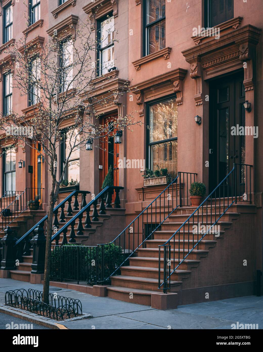 Row of brownstones new york hi-res stock photography and images - Alamy