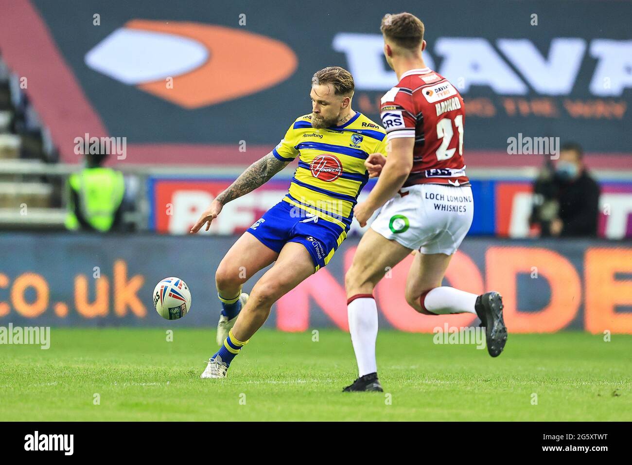 Blake Austin (6) of Warrington Wolves puts is a kick down field Stock ...
