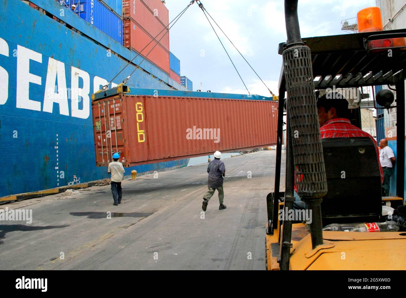 Seaport worker hi-res stock photography and images - Alamy