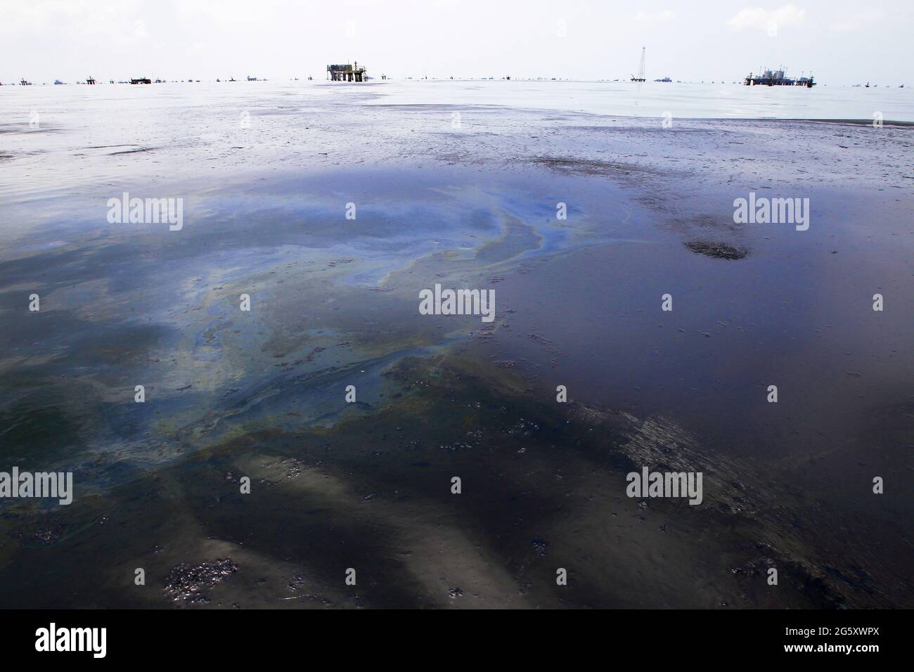 Maracaibo lake venezuela pollution hi-res stock photography and images ...