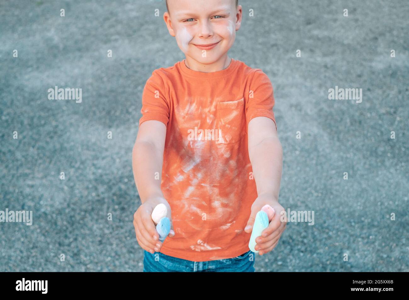 Kids drawing on the street hi-res stock photography and images - Alamy