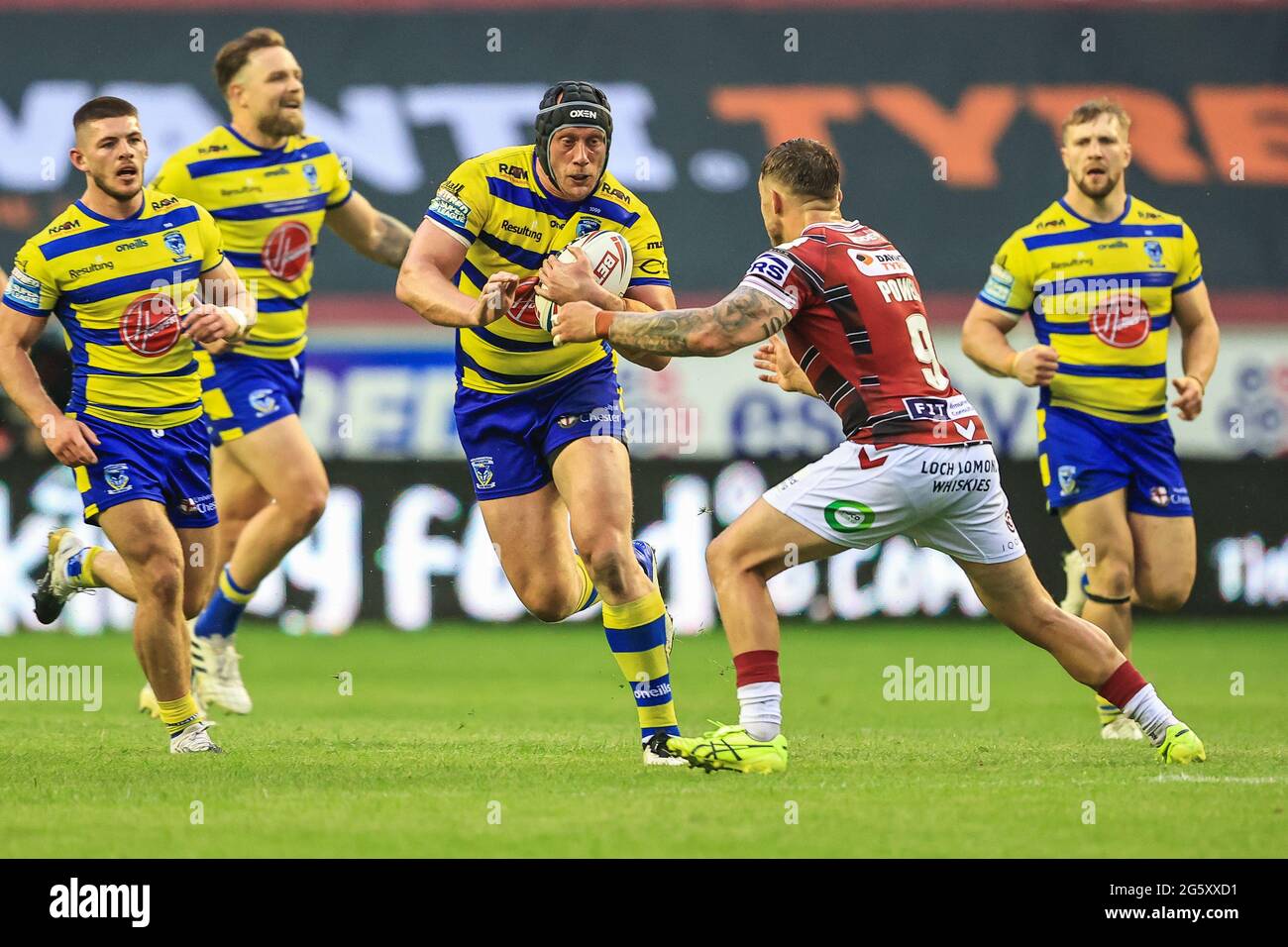 Chris Hill (8) of Warrington Wolves evades the tackle of Sam Powell (9 ...