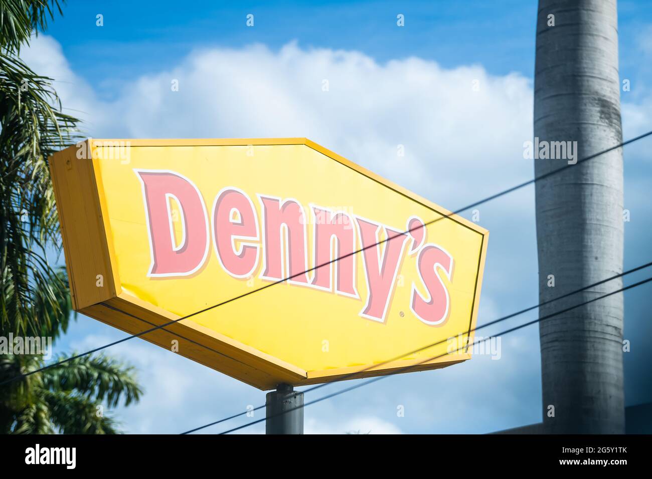 Wendys text logo on hi-res stock photography and images - Alamy
