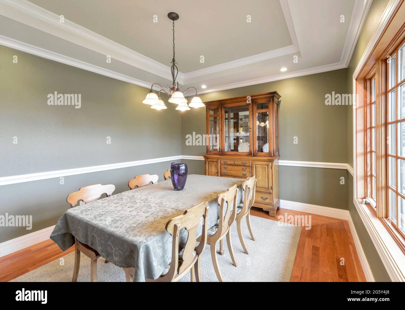 Modern residential dining room interior Stock Photo - Alamy