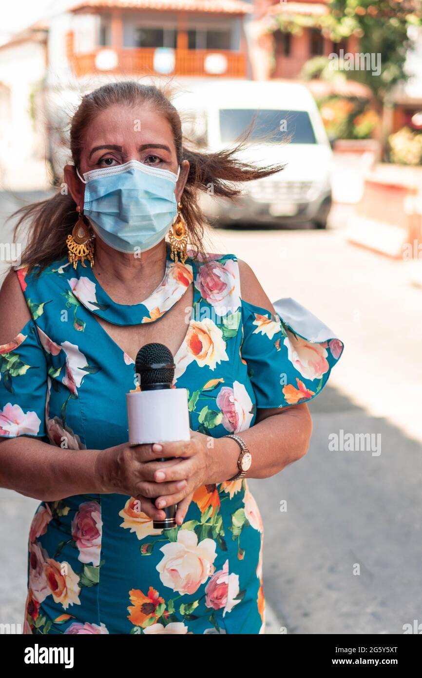 Hispanic female journalist hi-res stock photography and images - Alamy