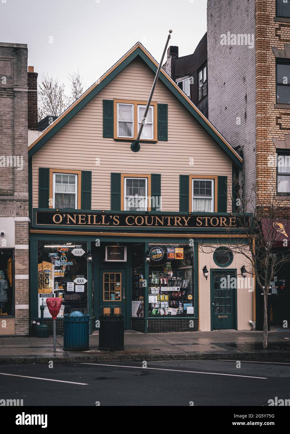 Neighbourhood corner store hi-res stock photography and images - Alamy