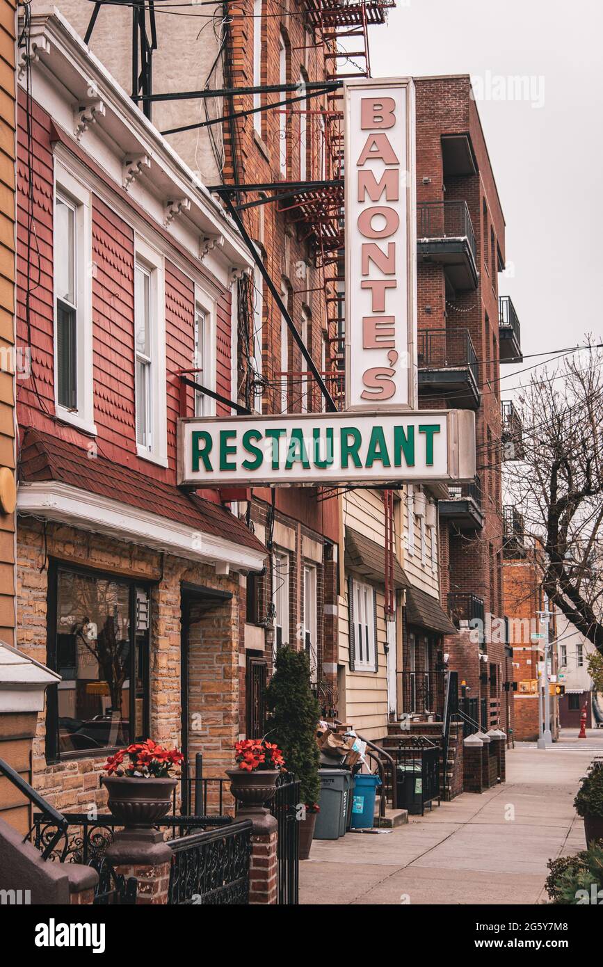 Greenpoint brooklyn new york street hi-res stock photography and images ...