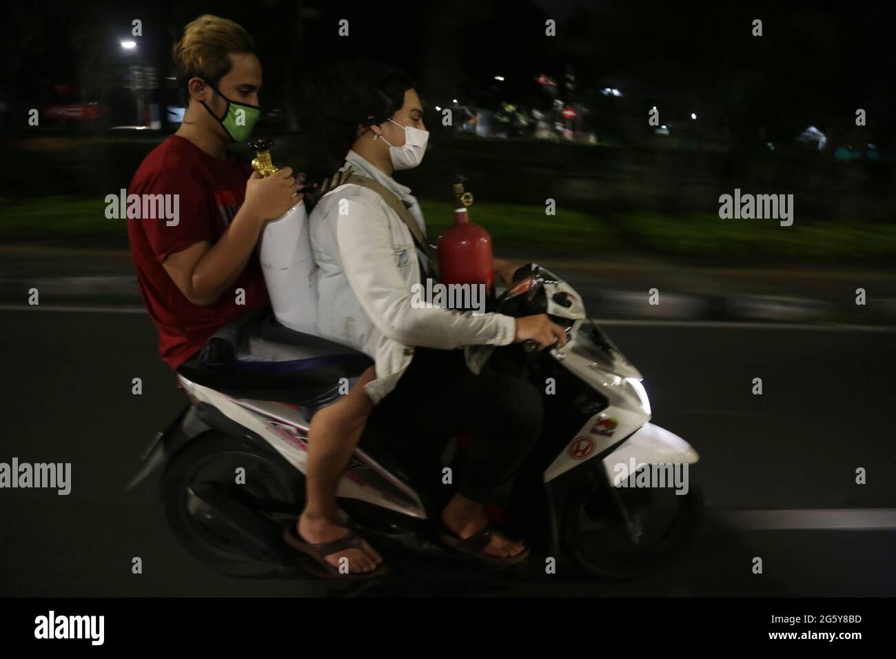 Medical oxygen cylinders hi-res stock photography and images - Alamy