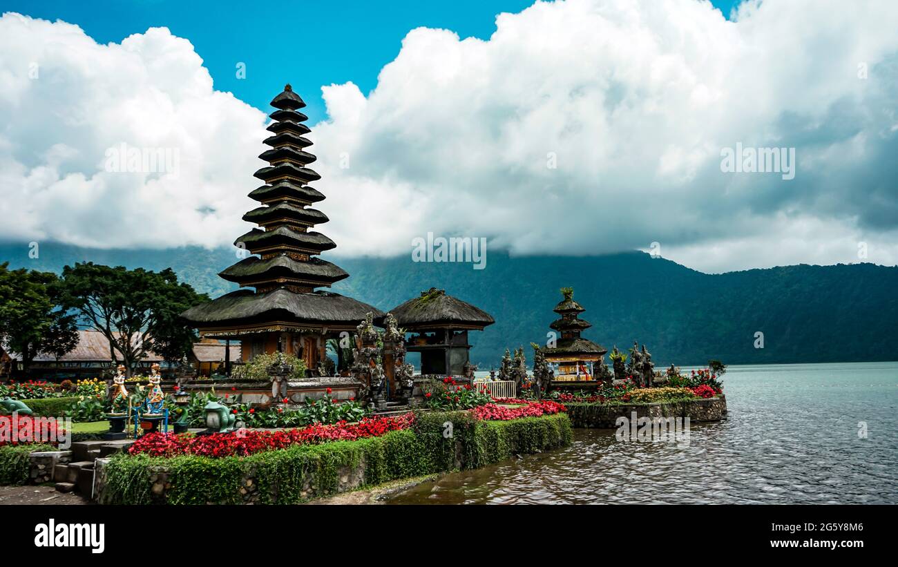 Landscape view of a Hindu temple on a lake in Bali Stock Photo - Alamy