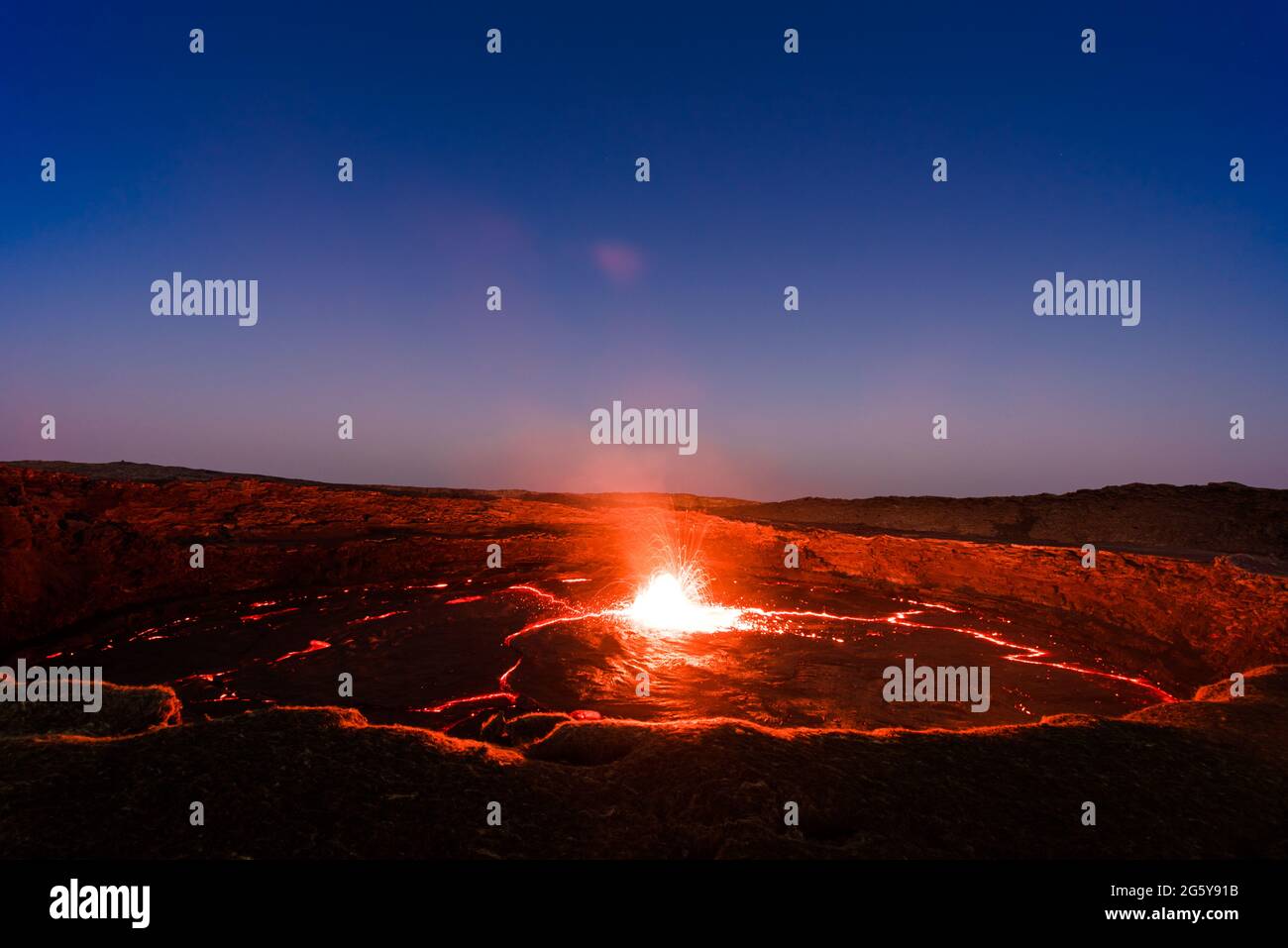 Eruption volcano red hi-res stock photography and images - Alamy