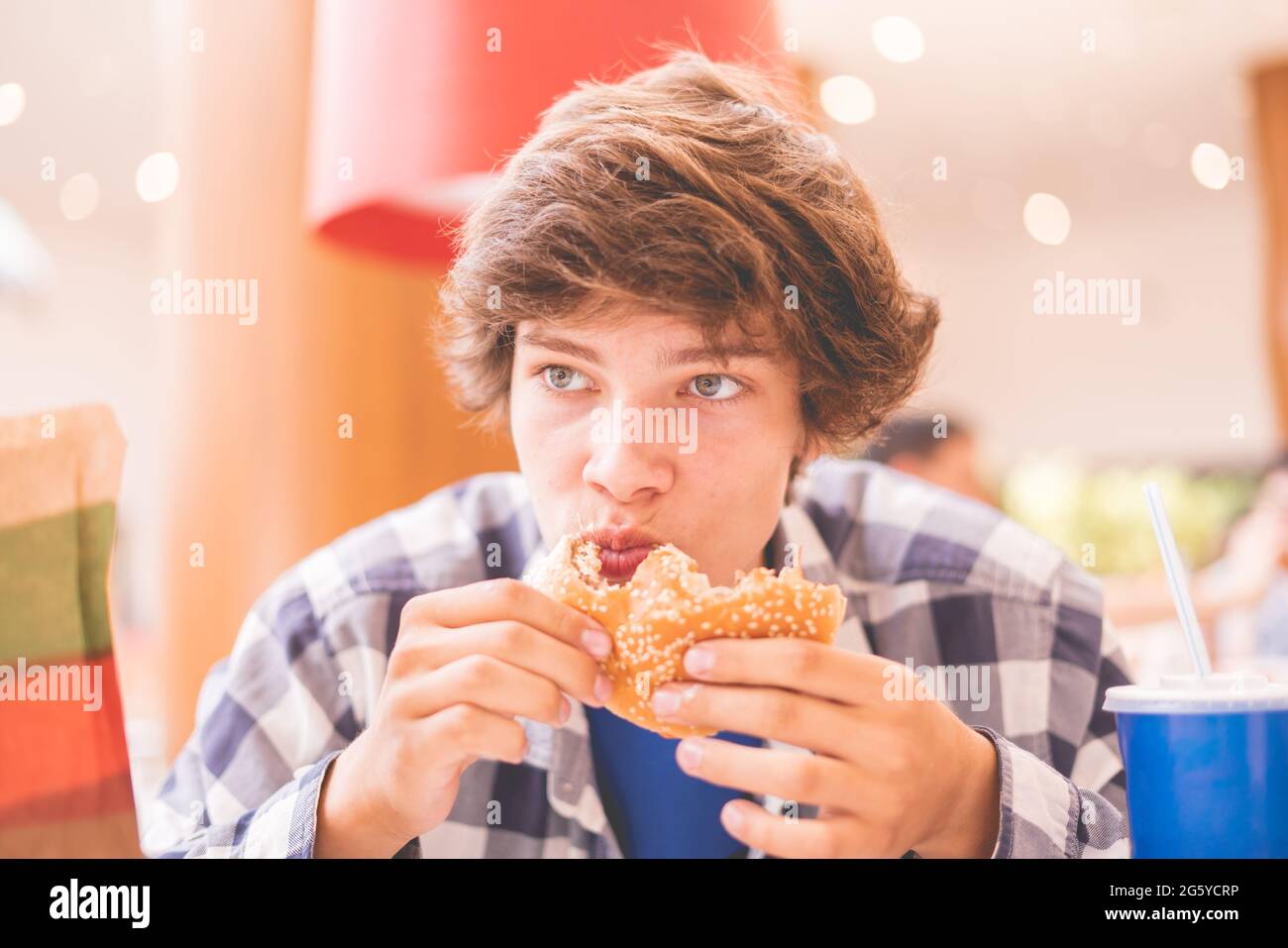 grimy smudge funny young guy eating junk fast food Stock Photo - Alamy