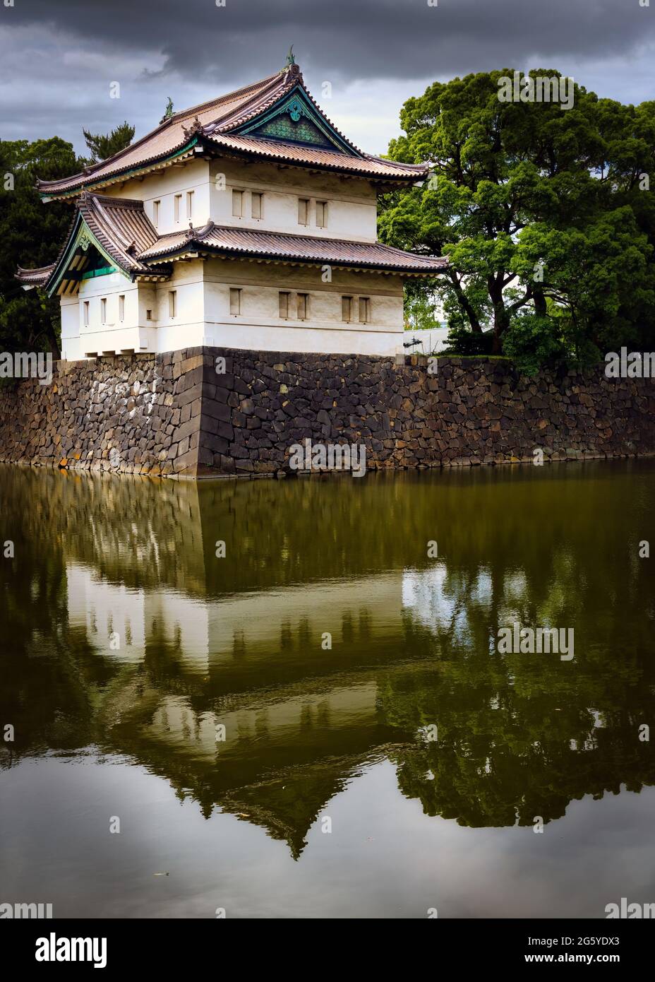 The grounds and moat of the Japanese Imperial Palace in Tokyo, Japan ...