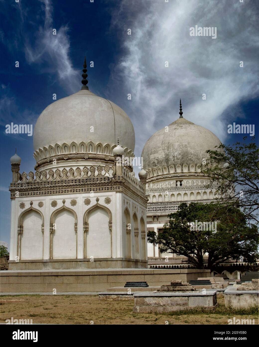 Tomb of qutub shahi dynasty hi-res stock photography and images - Alamy