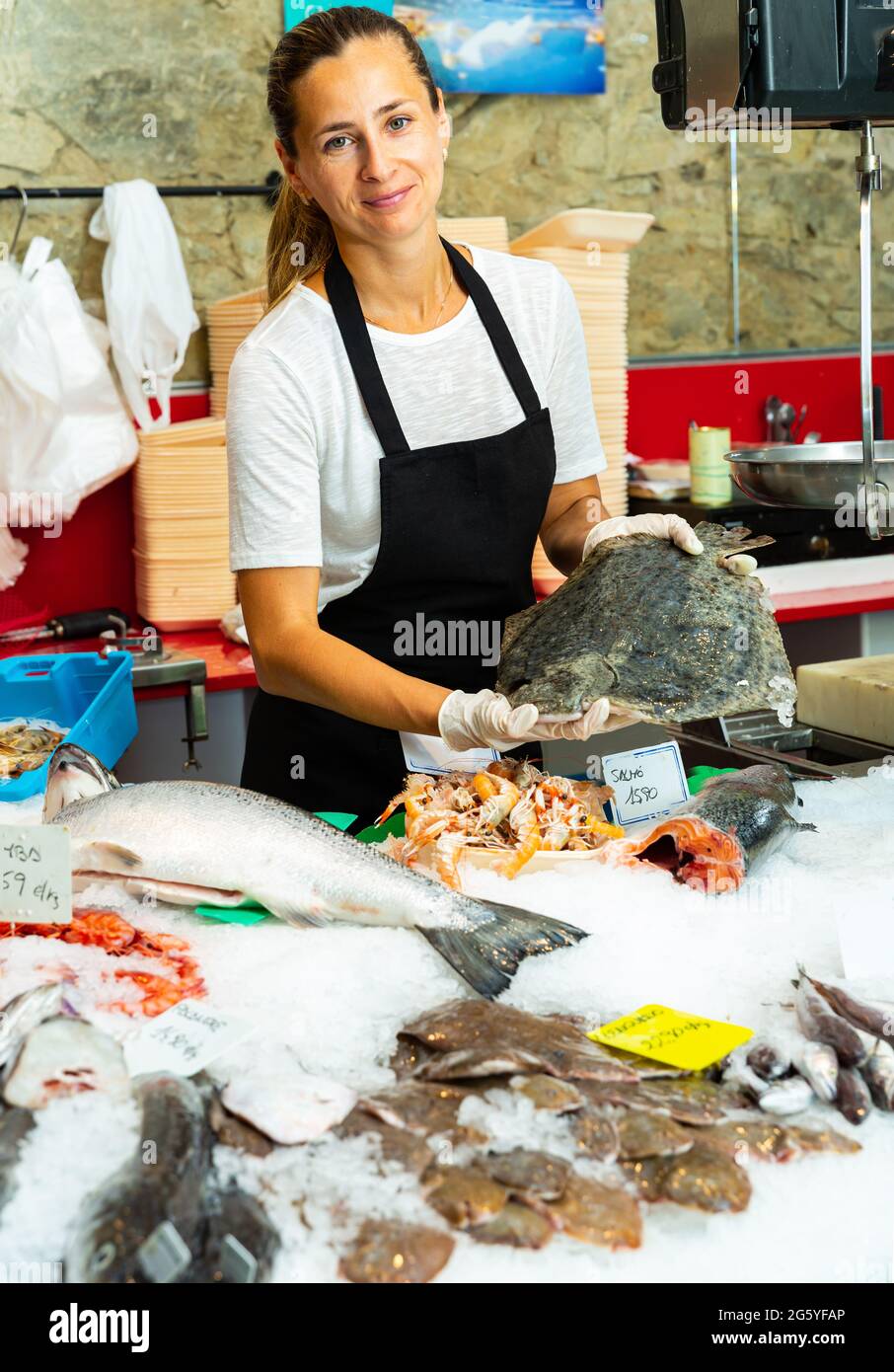 Woman fresh raw shrimps hi-res stock photography and images - Alamy