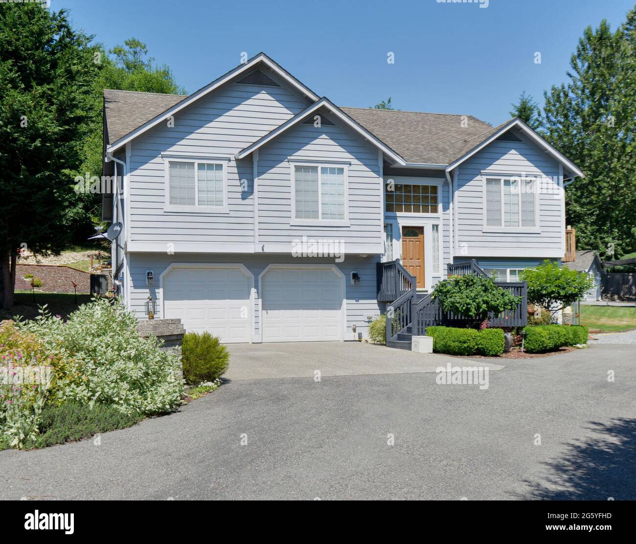 Modern residential front exterior Stock Photo - Alamy