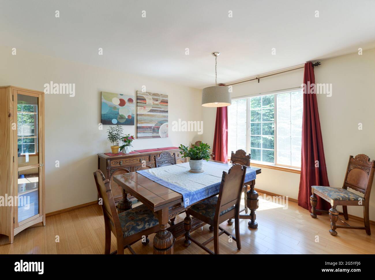 Modern residential dining room interior Stock Photo - Alamy