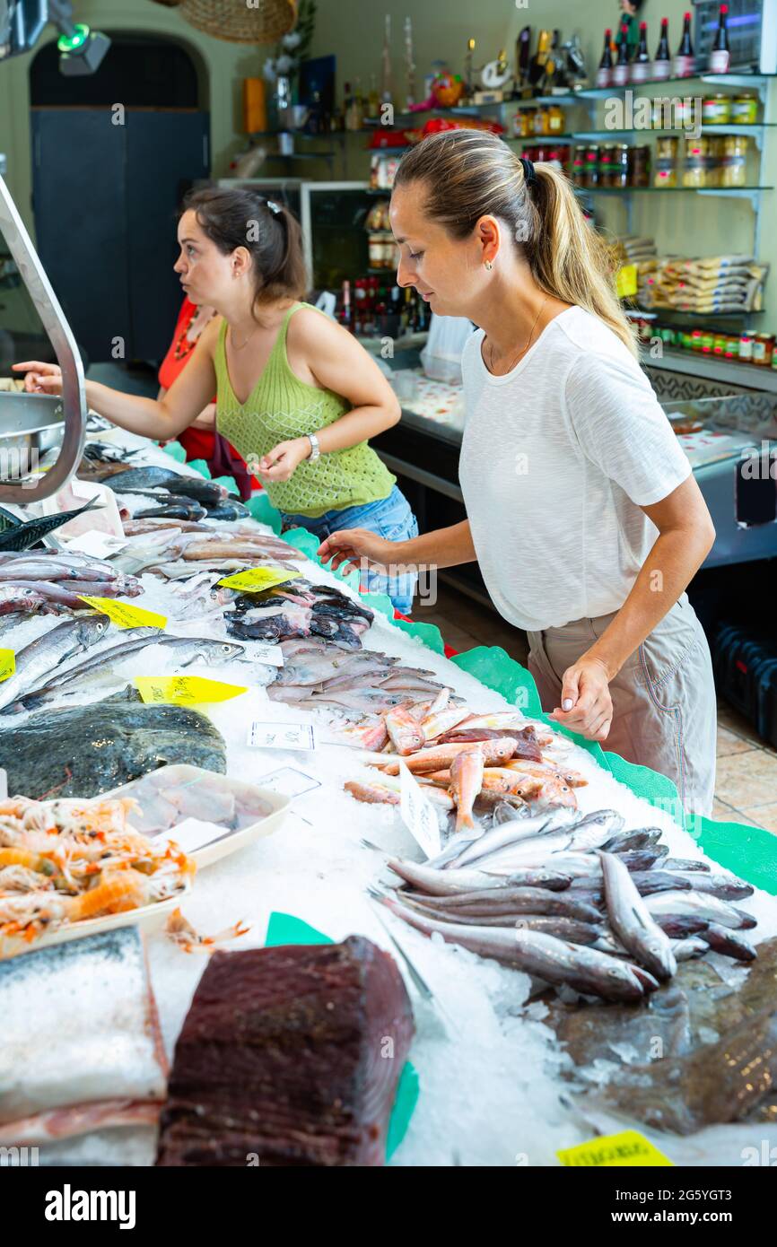 Women fish buyers hi-res stock photography and images - Alamy