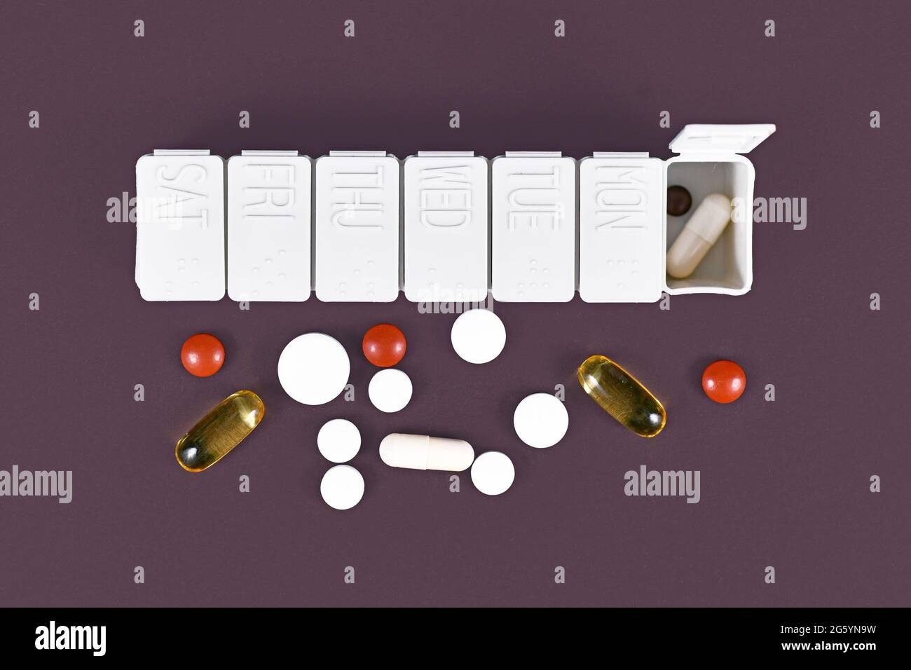 Medical pillbox hi-res stock photography and images - Alamy