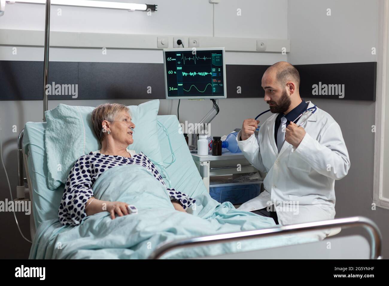 Man hospital bed drip hi-res stock photography and images - Alamy